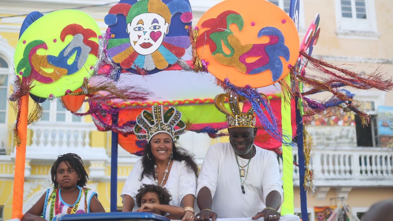 "Felicidade", diz Lazzo Matumbi ao ser coroado rei da Lavagem Cultural ...