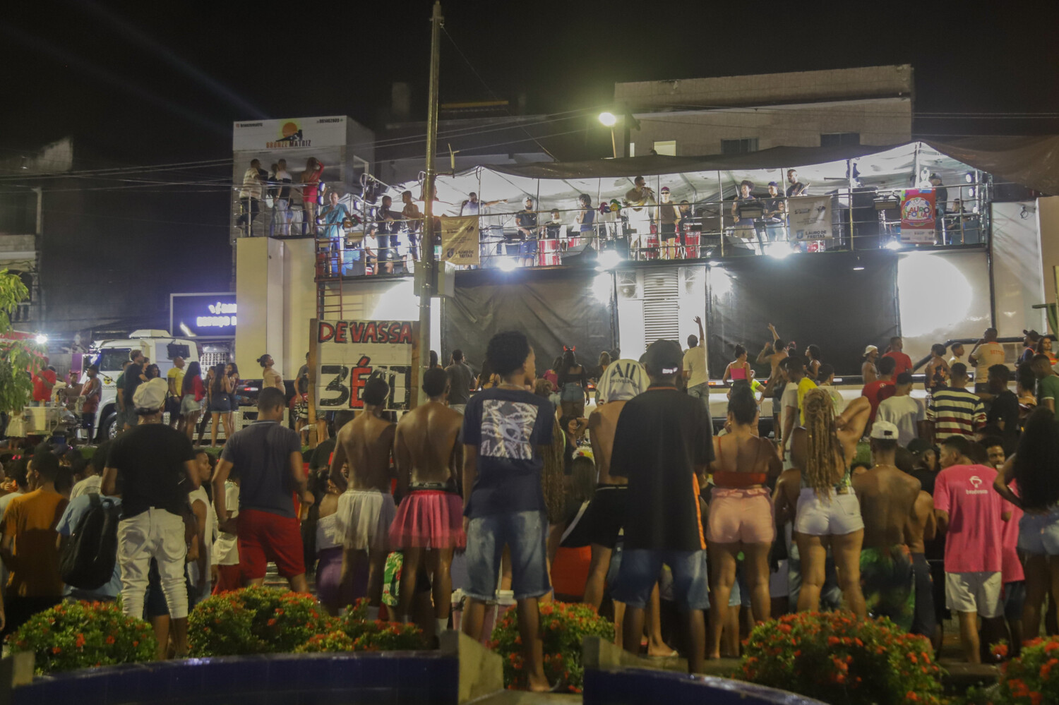 Penúltimo dia de festa em Lauro é marcado por blocos tradicionais ...