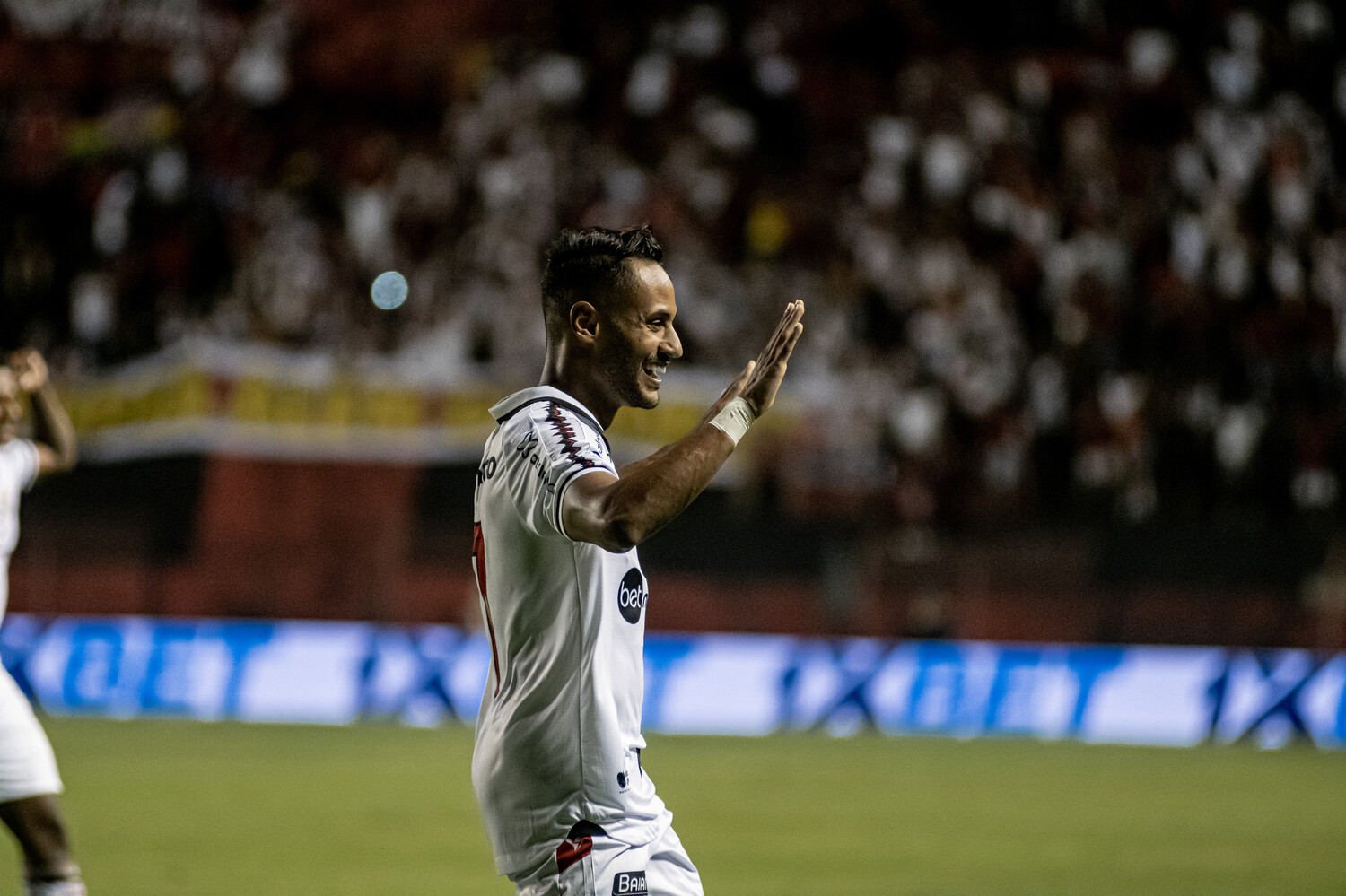 Vitória ruge mais que o Sport e vira líder da Série B do Brasileiro ...