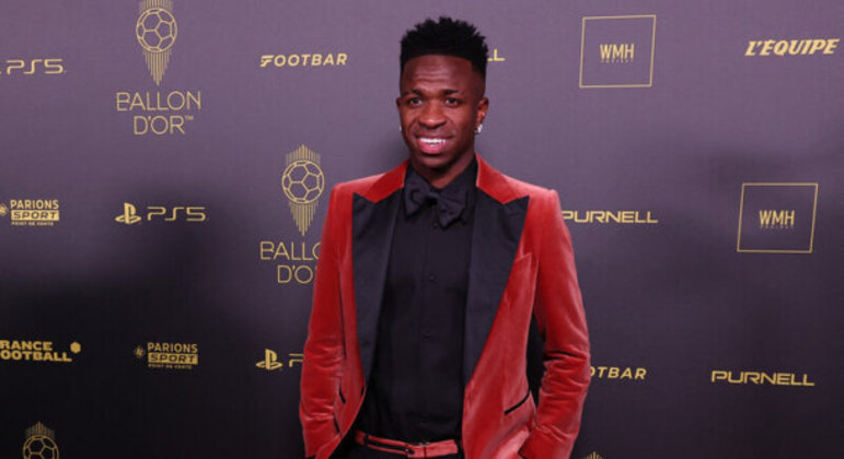 Bola de Ouro: Vini Jr leva Prêmio Sócrates por trabalho em instituto ...