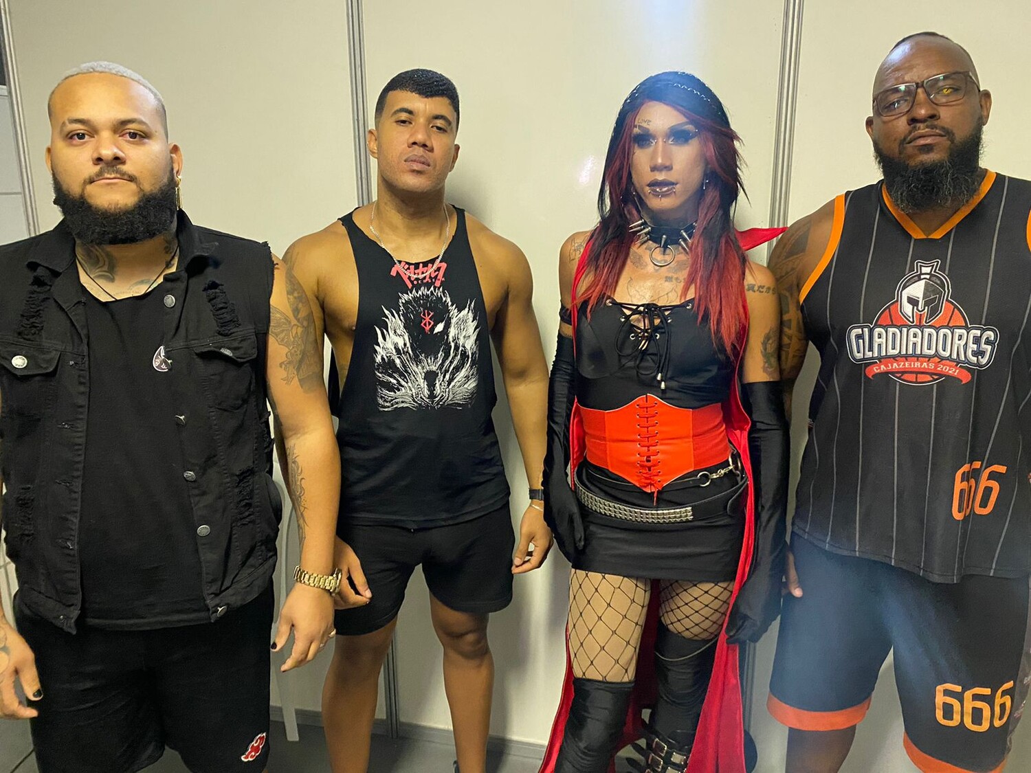 Cantora drag embala o público do Anipólitan com seu heavy metal ...