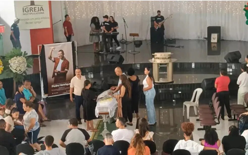 Corpo do cantor Pedro Henrique é velado em Porto Seguro | Portal Massa Corpo do cantor Pedro Henrique é velado em Porto Seguro | Portal Massa