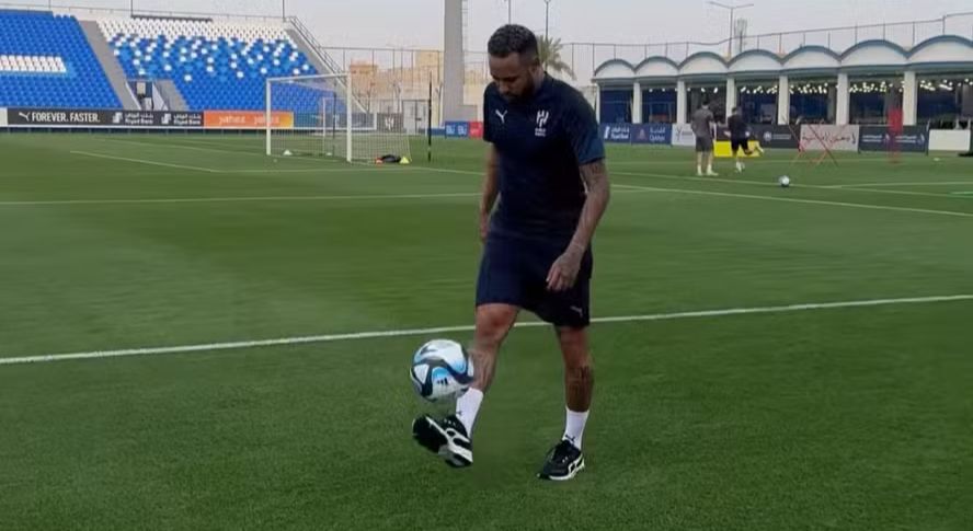 Retorno Próximo Neymar Brota Fazendo Embaixadinha No Ct Do Al Hilal