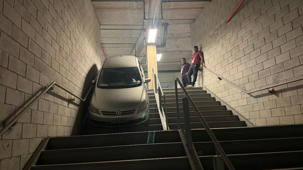 Torcedor erra saída e desce escadaria com o carro no Mineirão | Portal Massa