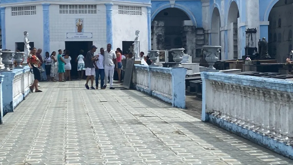 Abalado durante enterro, pai de Aisha acredita na "justiça divina" pra ...