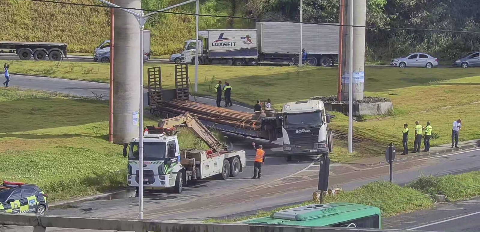 Carreta quebra e deixa acesso à BR-324 'atribulado' nesta terça ...