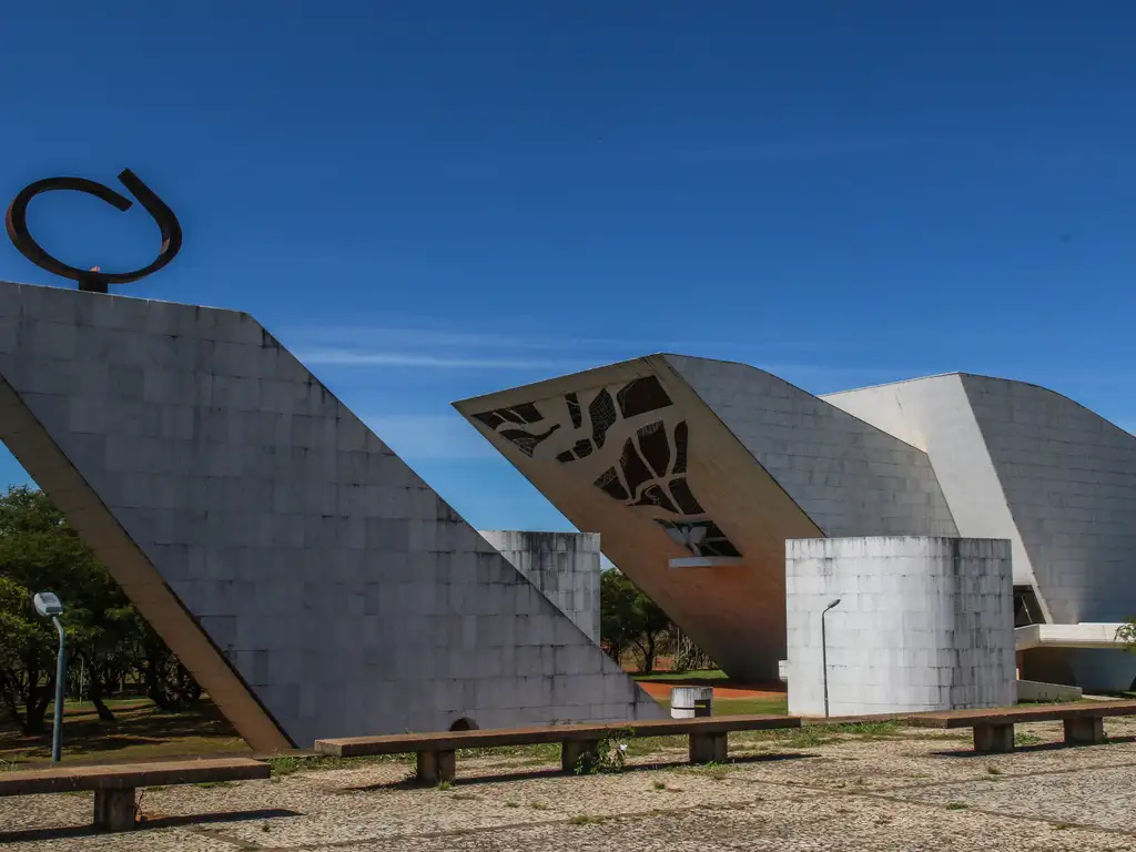 ASSISTA: casal é flagrado no 'vuco-vuco' em cima de monumento | Portal ...