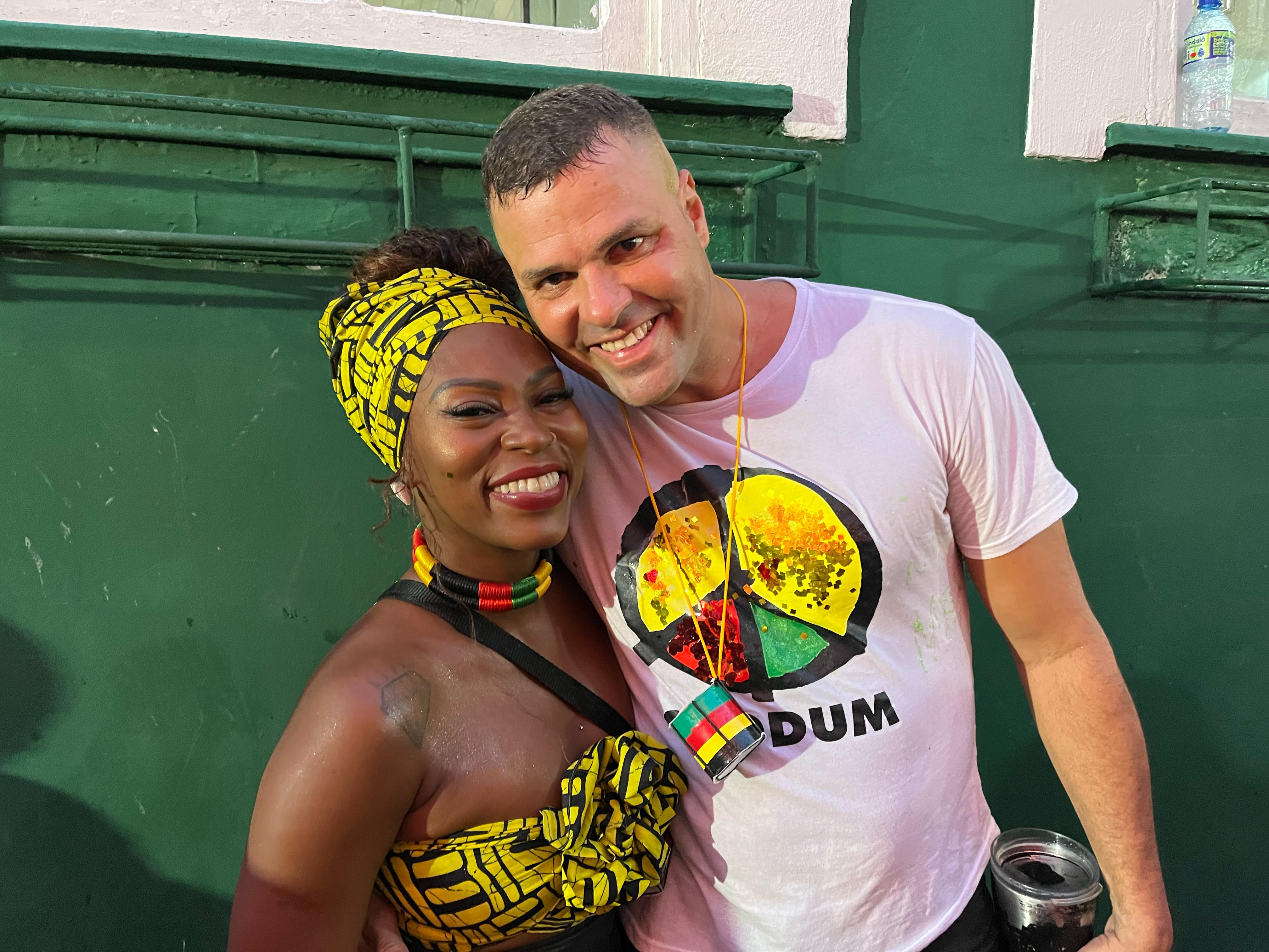 Olodum anima fãs, turistas e crianças no Carnaval do Pelourinho ...