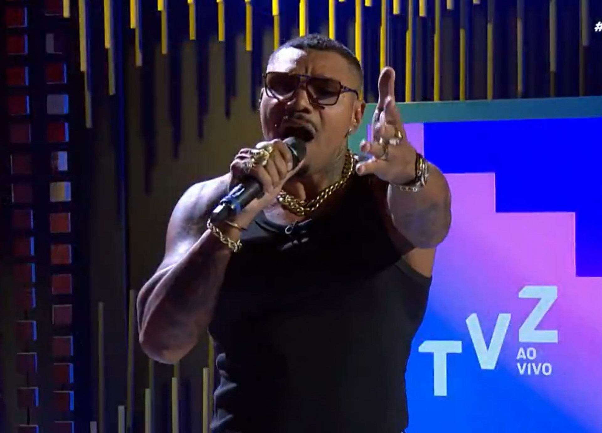 Naldo Benny culpa frio após fazer feio ao cantar Bruno Mars | Portal Massa