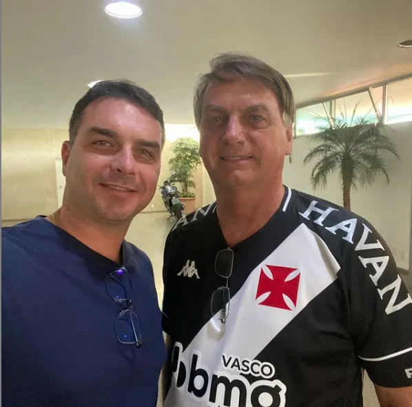 Flávio Bolsonaro 'pega beco' para o Brasil por possível prisão do pai ...