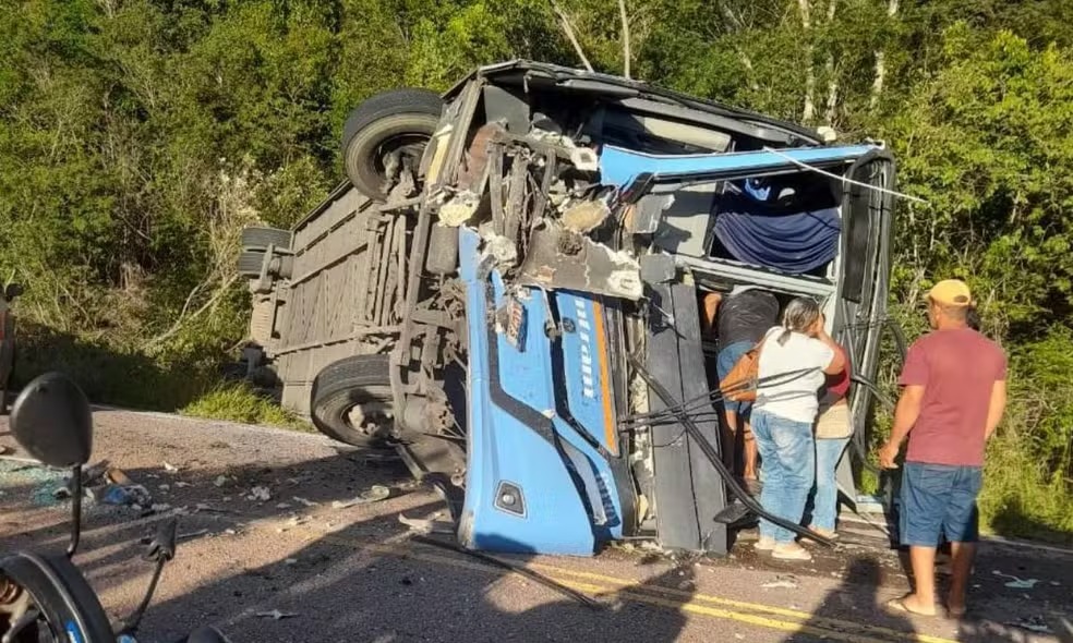 Batida sinistra mata duas pessoas e deixa 22 feridas na Bahia | Portal ...