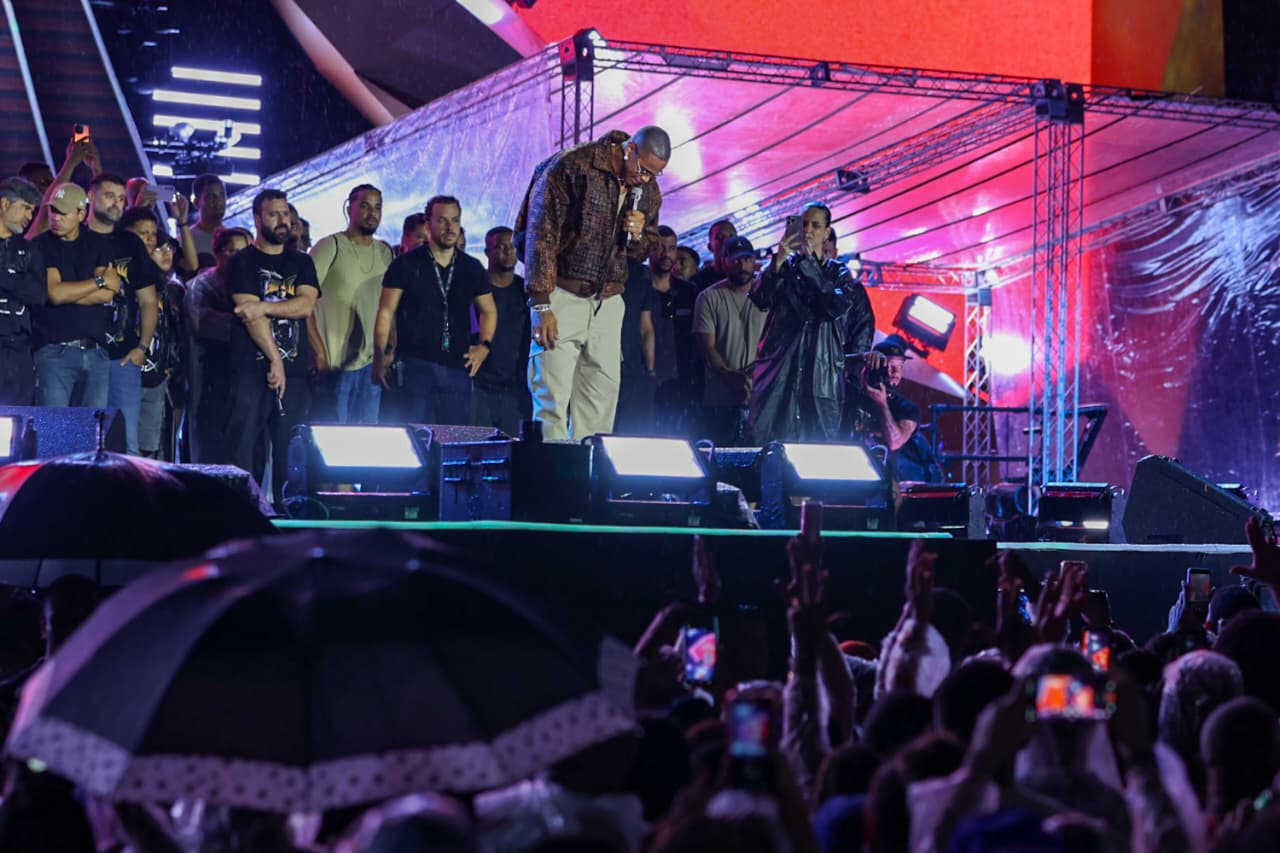 Galera vê bicho após tomar chuva e Léo Santana adiar show | Portal Massa