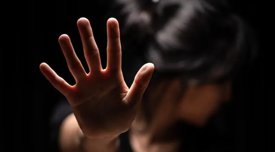 Influenciador com milhares de seguidores é preso por mão em bumbum ...