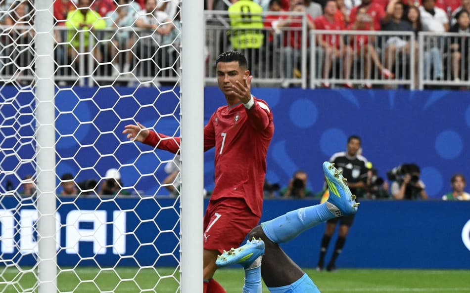 Virou meme! Web não perdoa Cristiano Ronaldo após estreia ruim na Copa ...