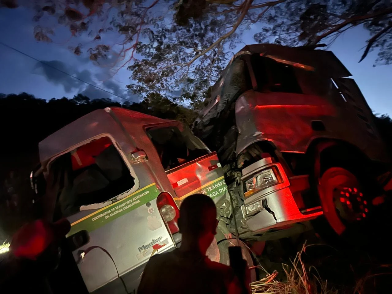 Tragédia na BR-242: colisão entre van e carreta deixa nove mortos da mesma família | Portal Massa