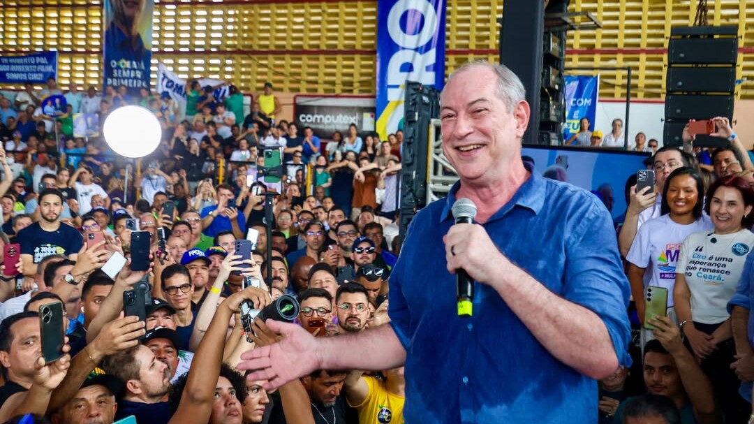 Ciro Gomes confunde gesto de apoiador com símbolo do CV: "Prende ele ...